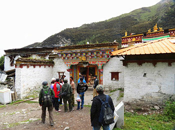 Sichuan Daocheng Hiking Tours: Trekking to Yading village, Zhuomalacuo...